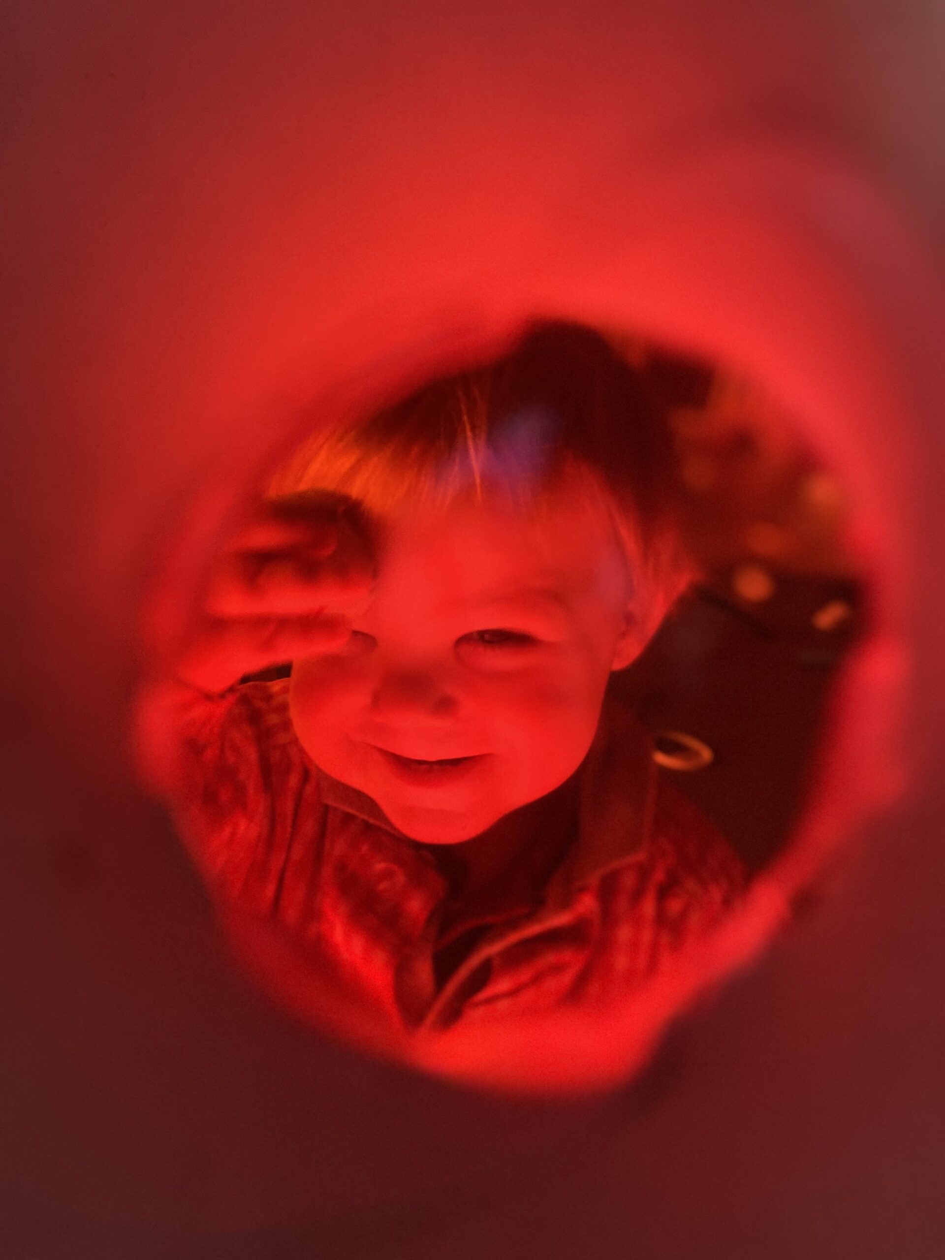 Aprendiendo el color rojo mediante la experimentación - Una finestra oberta