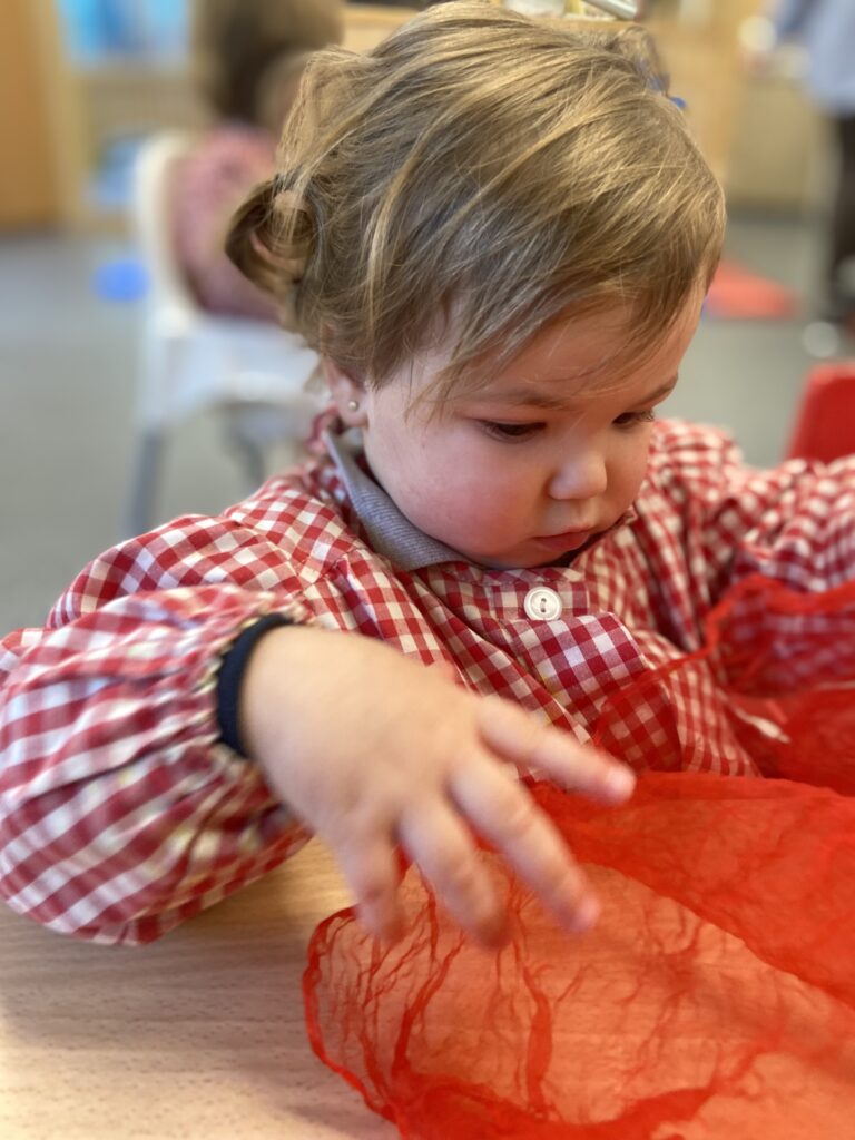 Aprendiendo el color rojo mediante la experimentación - Una finestra oberta