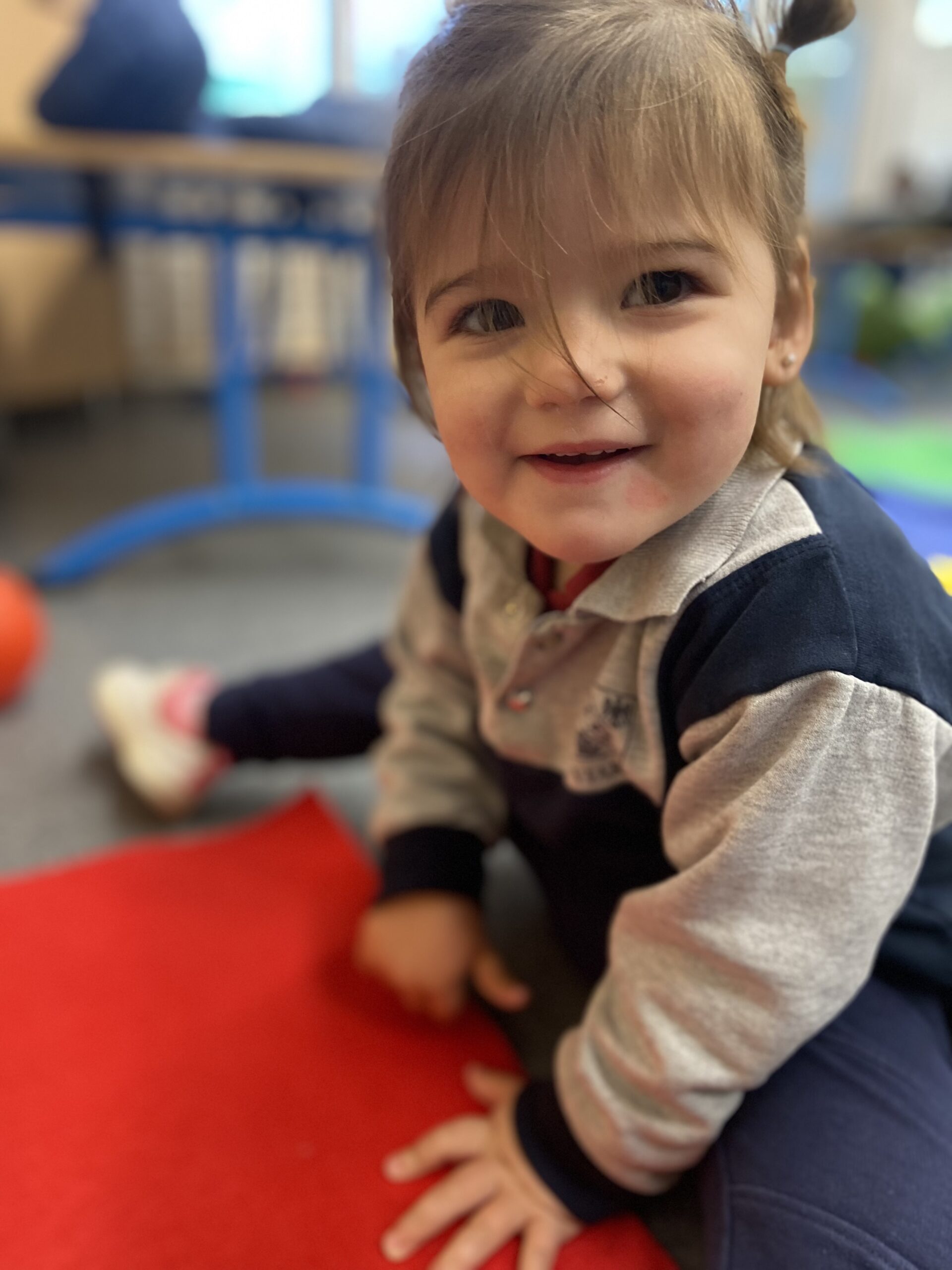 Aprendiendo el color rojo mediante la experimentación - Una finestra oberta