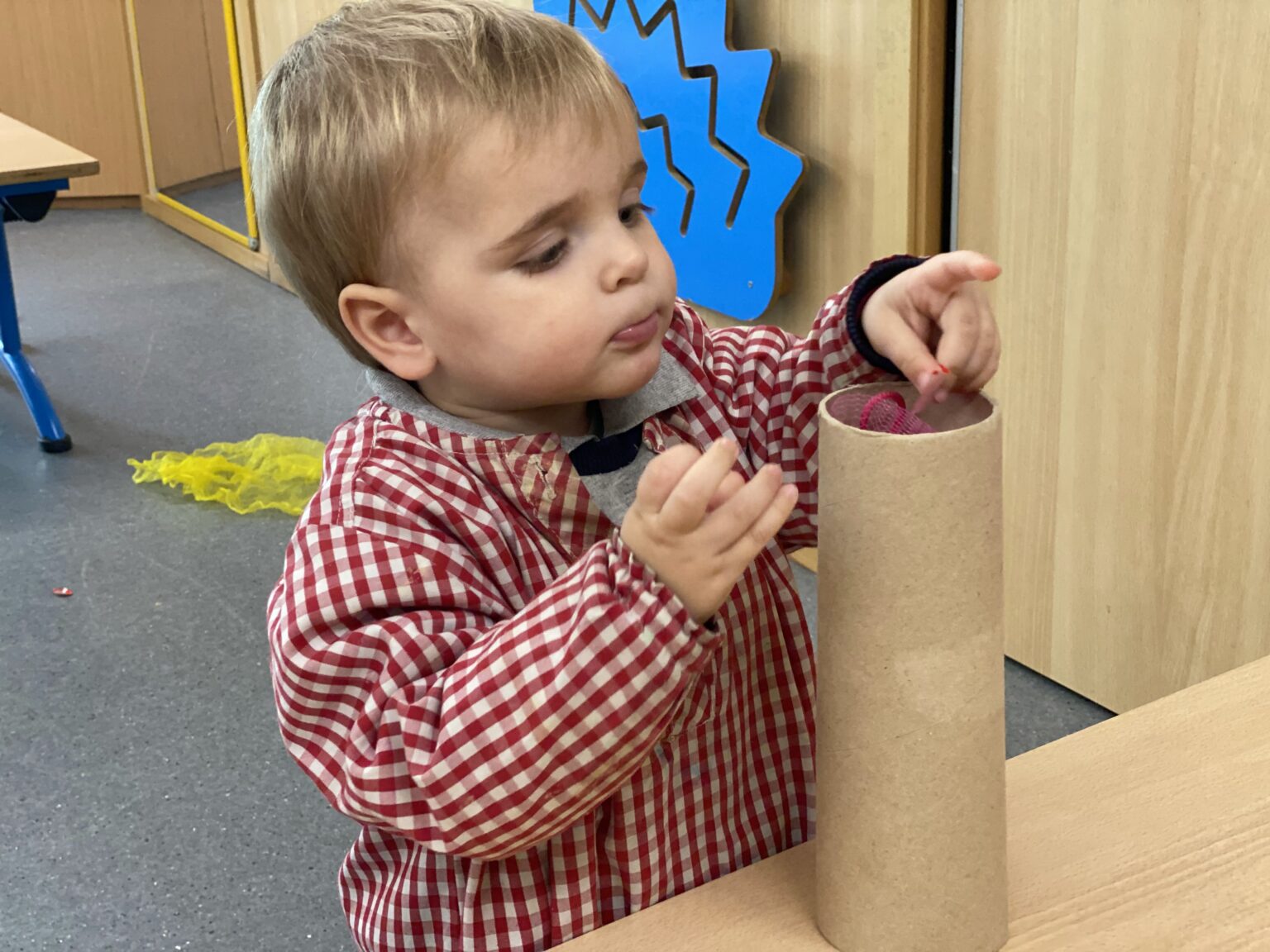 Exploración con tubos de cartón - Una finestra oberta